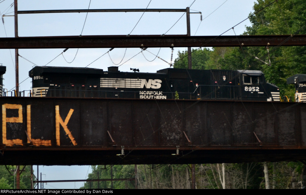 NS C40-9W 8952 on 17G